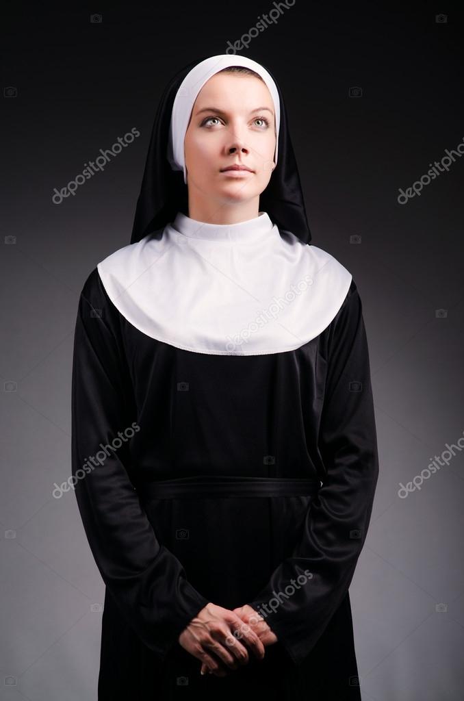 Joven monja en concepto religioso — Foto de stock #21225773 © Elnur_