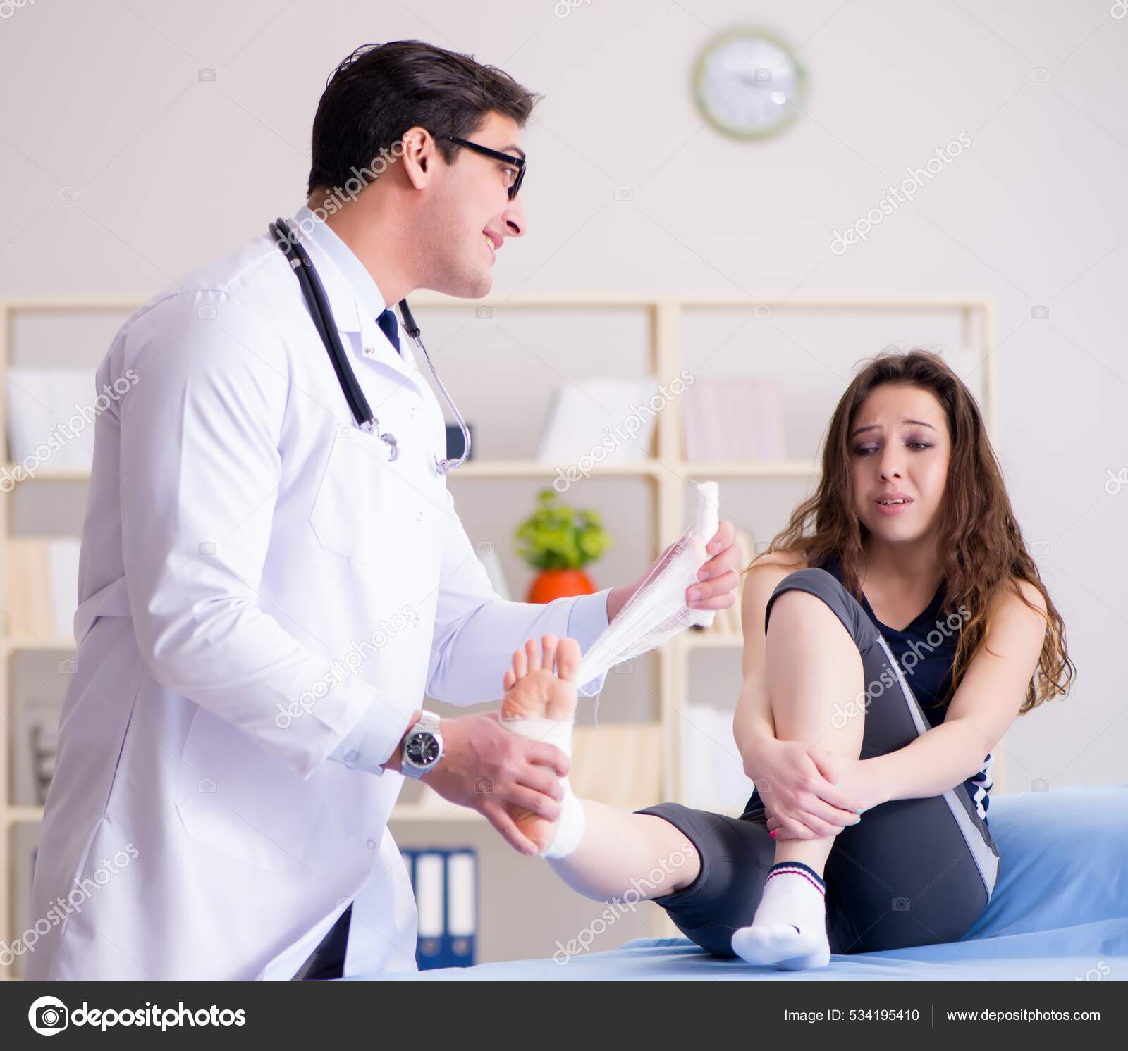 El traumatólogo está atendiendo al paciente. — Foto de stock #534195410 © Elnur_
