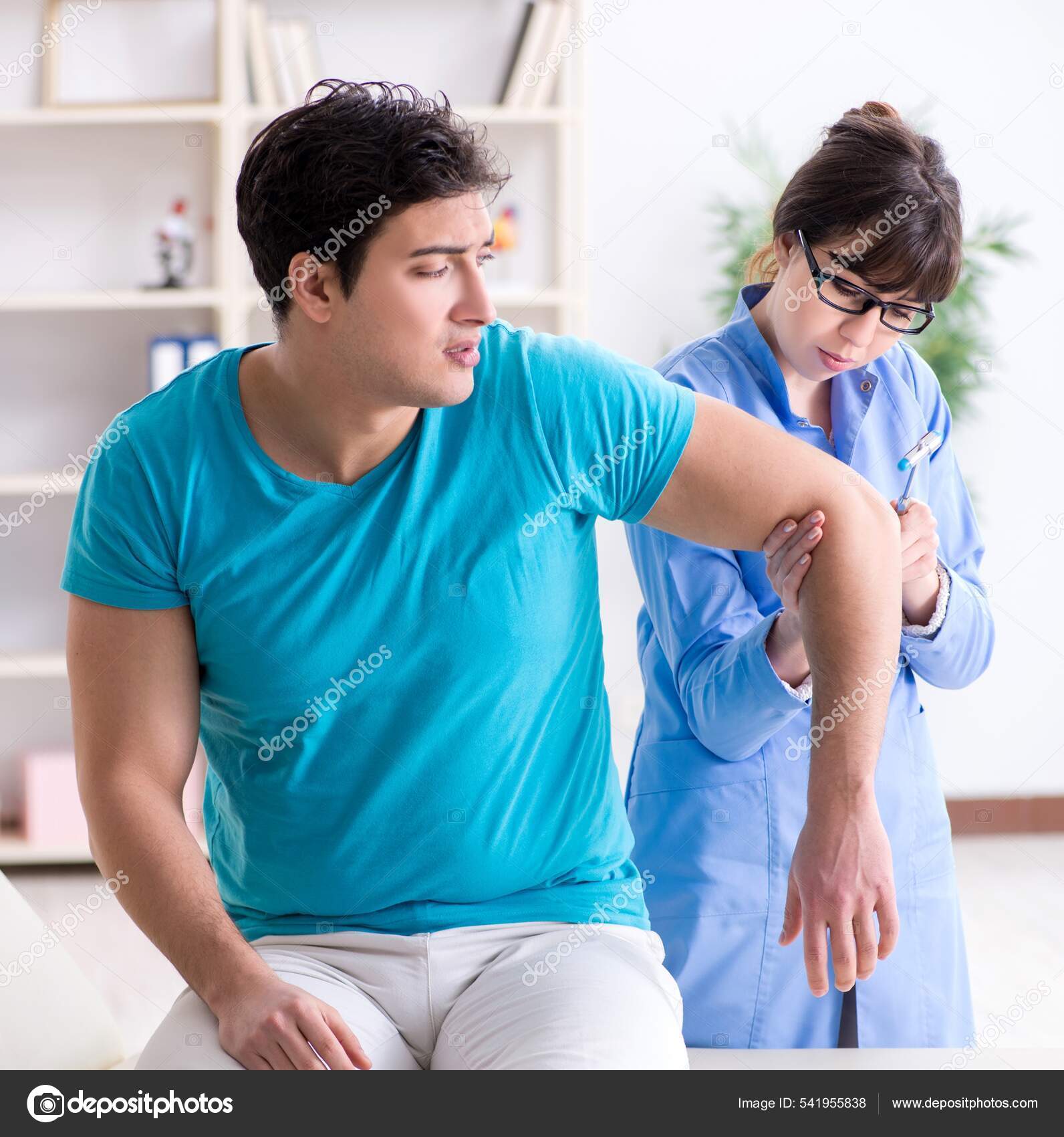 Doctor checking nerve reflexes with hammer — Stock Photo © Elnur ...