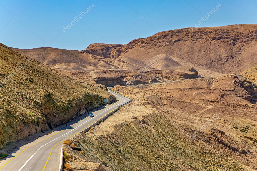 Las antiguas montañas de arenisca del desierto de Judea rodean el Mar Muerto. Israel. Excelente ...