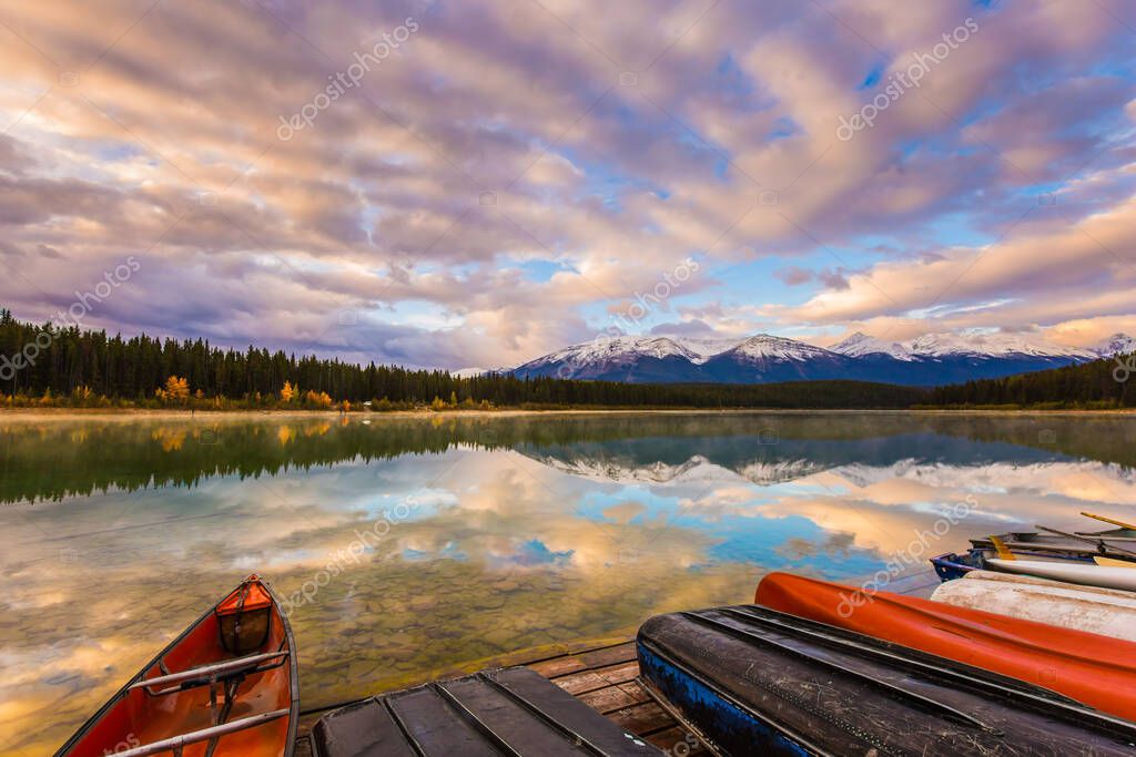 Botes deportivos en canoa roja se secan junto al lago. Majestuoso lago ...