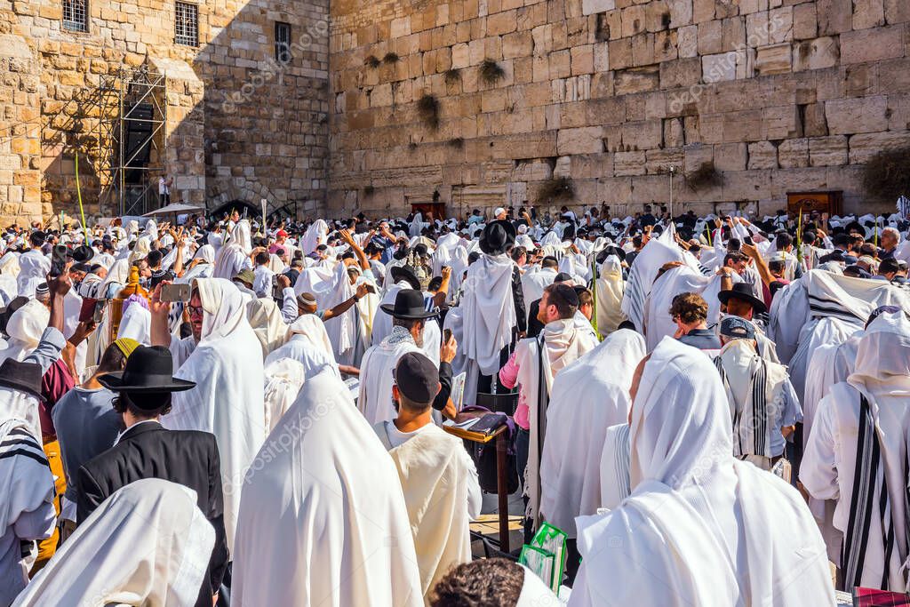La bendición de los Cohanim. Judíos religiosos rezando en el Muro ...