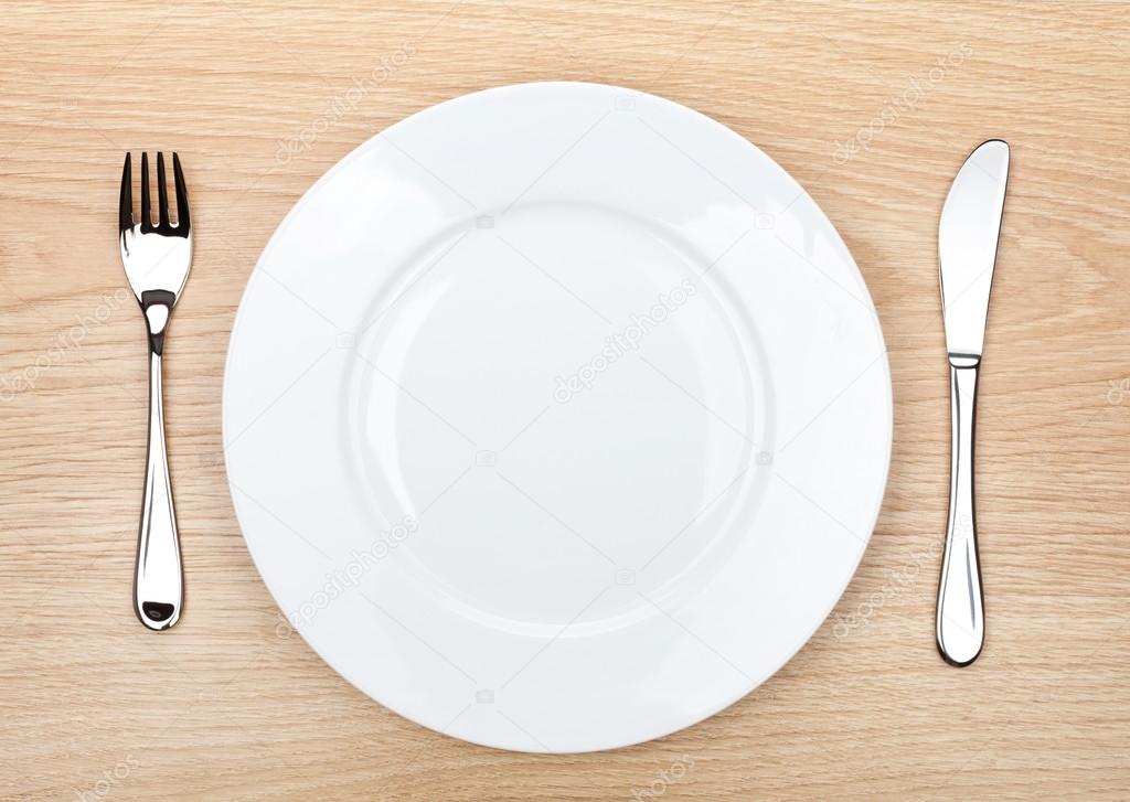 plato blanco vacío con vajilla de mesa de madera — Foto stock ...