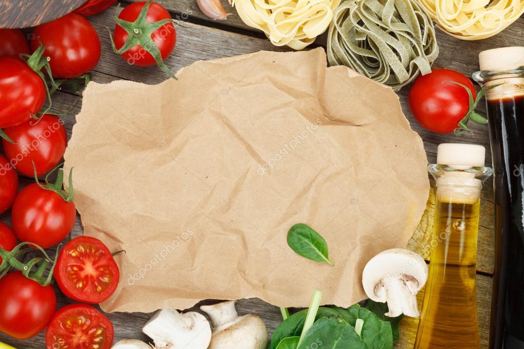 Ingredientes frescos para cocinar: pasta, tomate, champiñones y ...