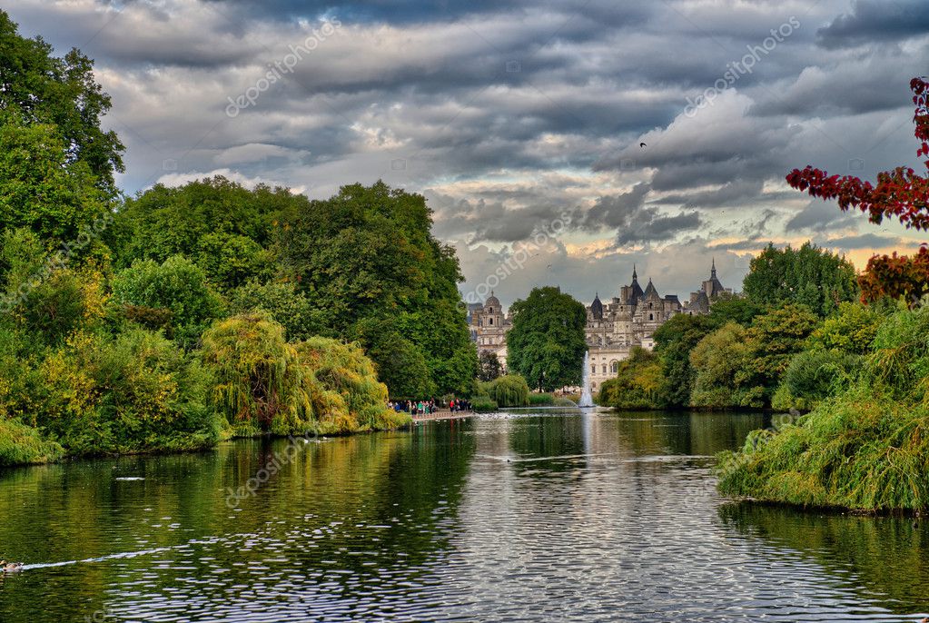 Buckingham Palace and gardens in London in a overcast autumn day ...