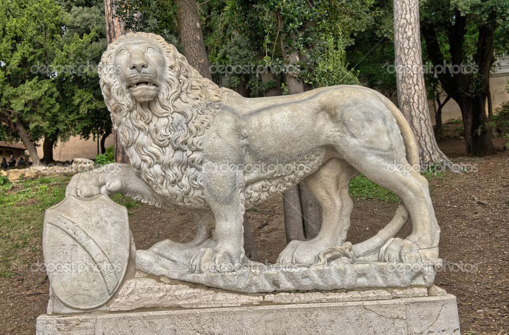 Lion Sculpture in the hill above Piazza del Popolo in Rome — Stock ...