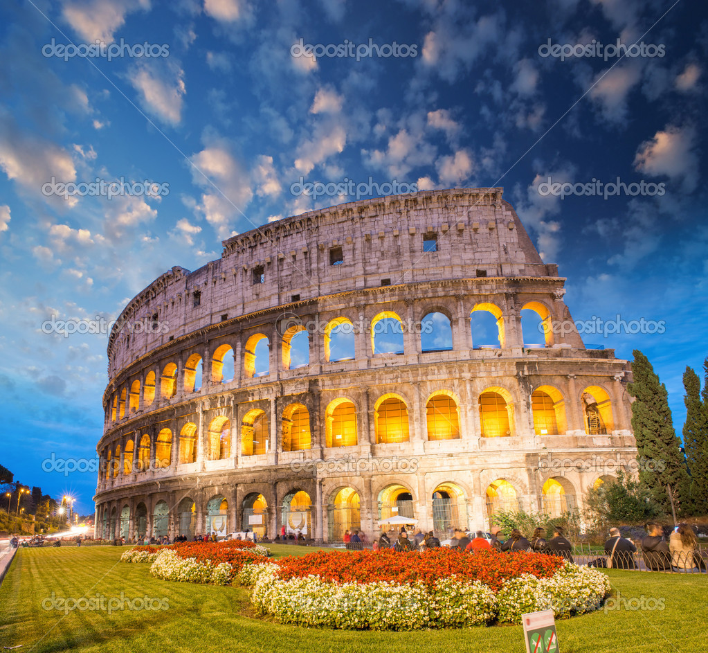 Coliseo - Roma. Vista nocturna con césped y parque circundantes — Foto ...