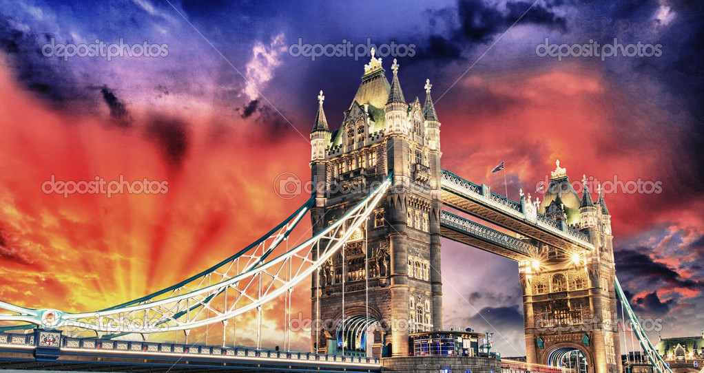 London, The Tower Bridge lights show at sunset — Stock Photo © jovannig ...