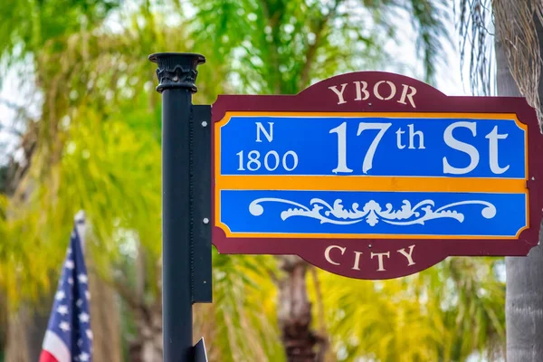 TAMPA, FL - 6 DE FEBRERO DE 2016: Ybor City street signs. Es un barrio ...