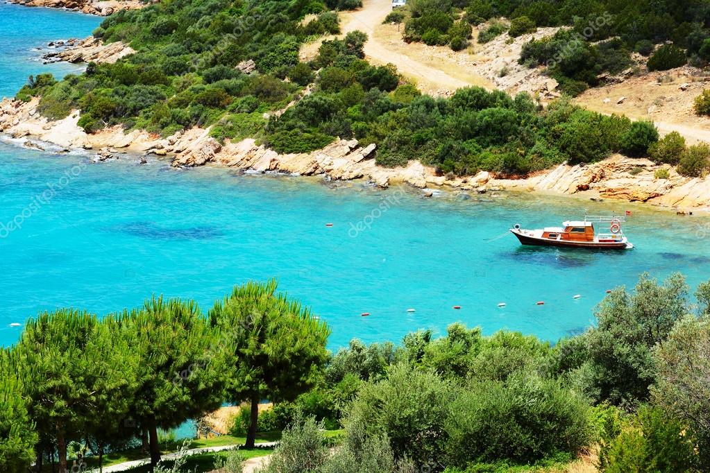 Turquoise water near beach on Turkish resort, Bodrum, Turkey — Stock ...