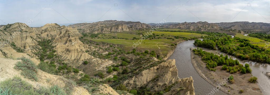 Paisaje de montaña y río en Georgia frontera Kahetia reserva natural 2023