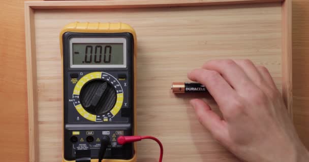 AA battery cells voltage checking — Stock Video © Gudella #548559346