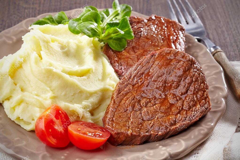 Purée de pommes de terre et boeuf steak — Photographie zmaris © #24167691