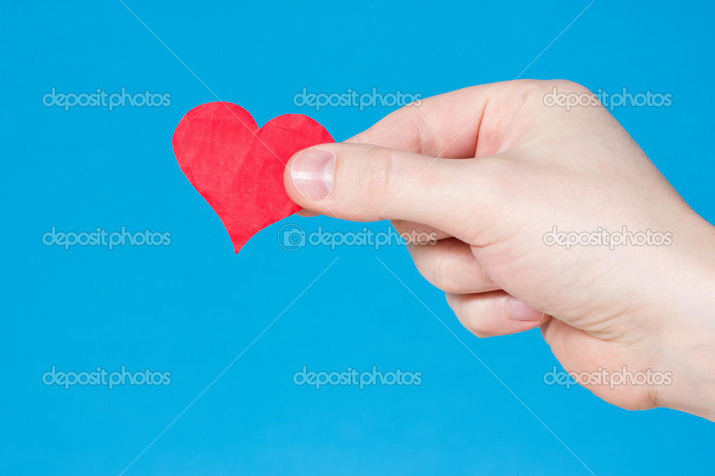 de la mano con el corazón en el fondo azul 2023