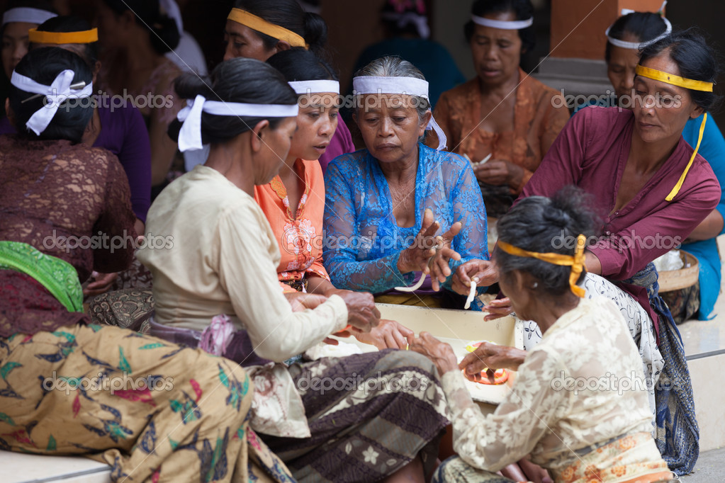 Balinese women make sweets for offerings — Stock Editorial Photo ...