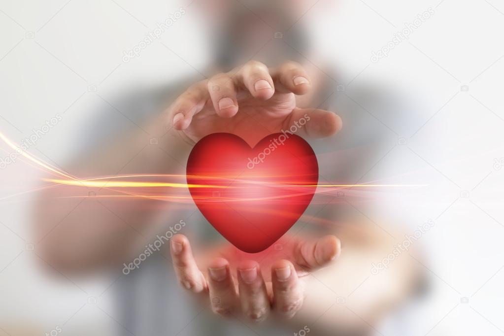 Manos sosteniendo el corazón rojo — Foto de stock #44483371 © almir1968