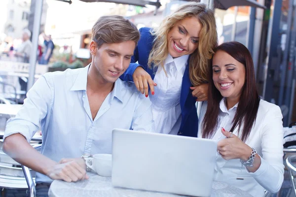 Personas con laptop fotos de stock, imágenes de Personas con laptop sin ...