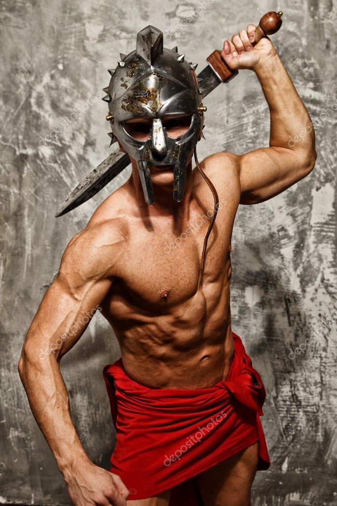 Gladiador con cuerpo muscular con espada y casco 2023