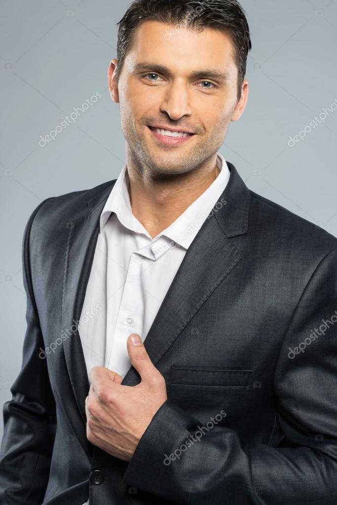 Bel homme bien habillé en costume noir et chemise blanche image libre ...