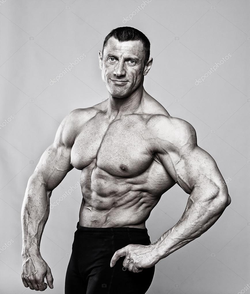 Portrait de beau bodybuilder posant sur fond blanc — Photographie ...