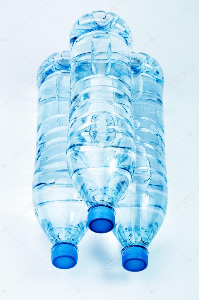 Tres botellas de pl stico con tapas azules 2024