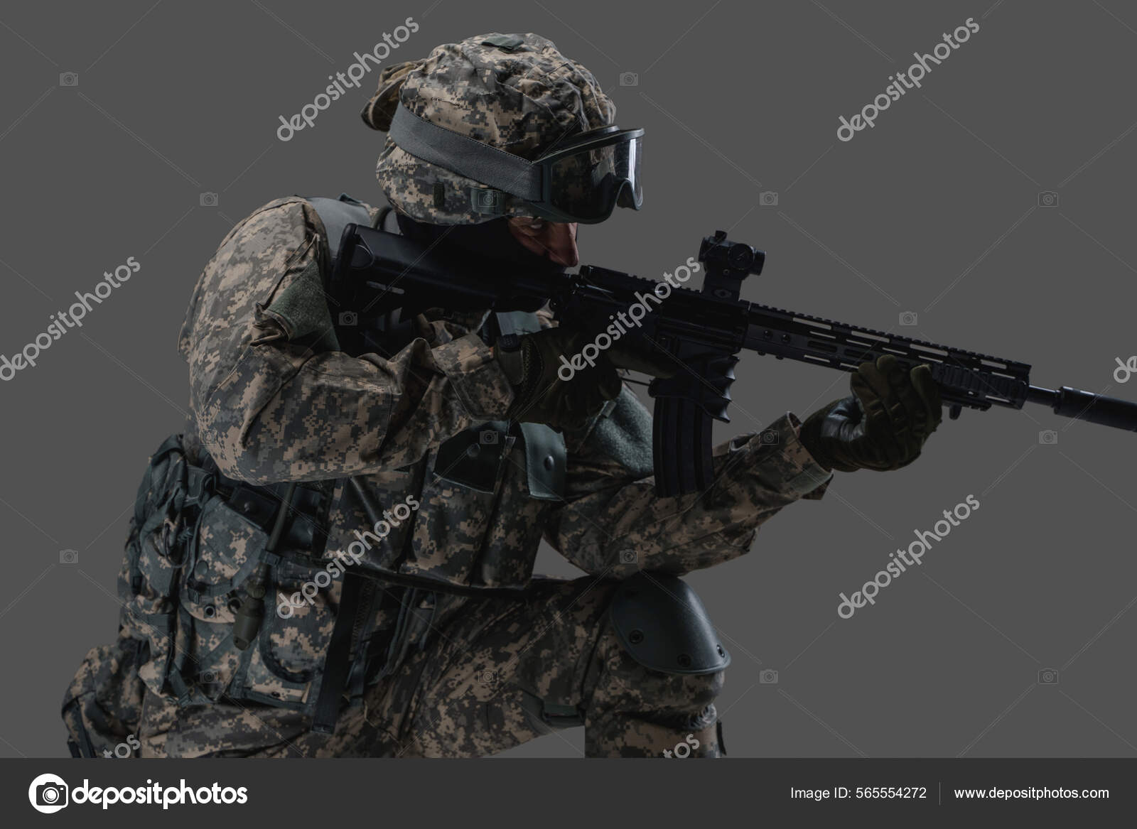 Proud army man aiming rifle isolated on gray background — Stock Photo ...
