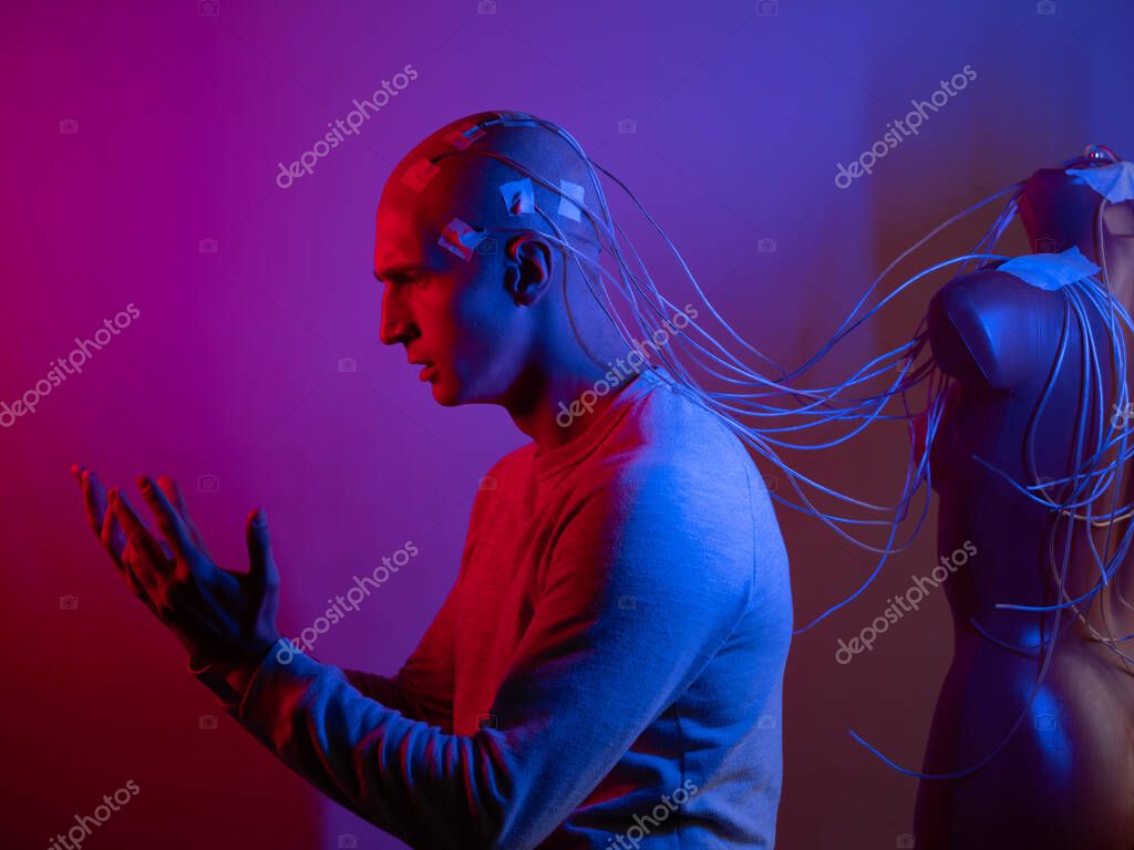 joven con la cabeza enredada con cables está conectado a un cuerpo ...