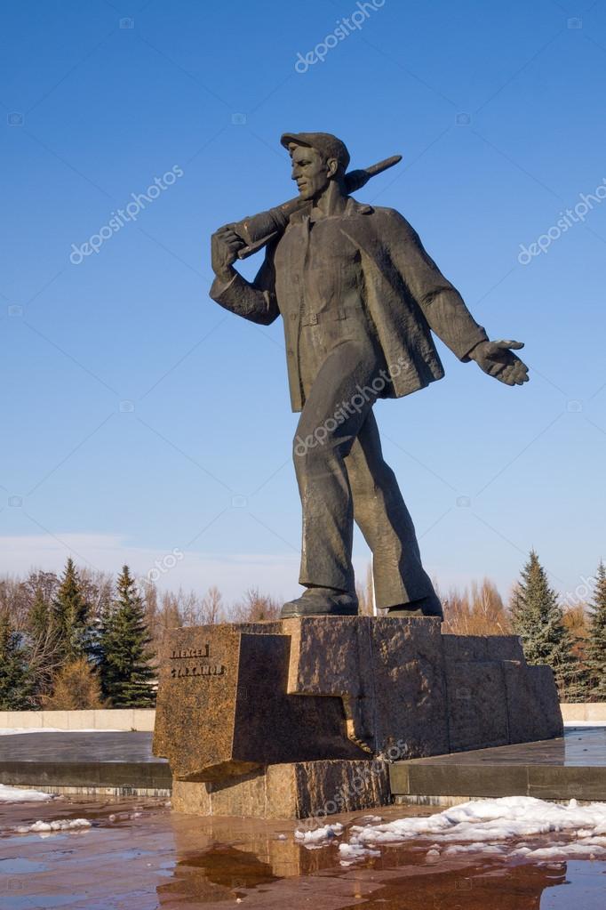 Mineur Alexei Stakhanov monument — Photo éditoriale par ©oknebulog ...