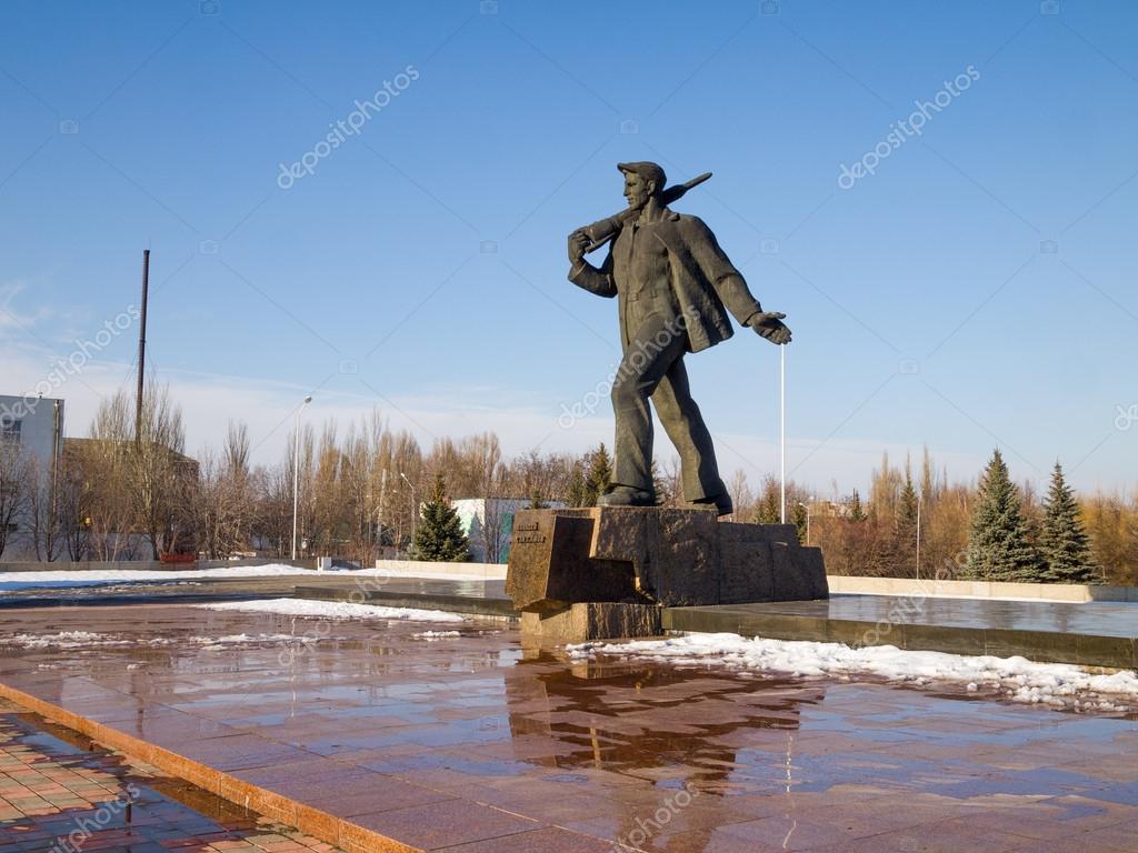 Miner Alexei Stakhanov monument — Stock Editorial Photo © oknebulog ...