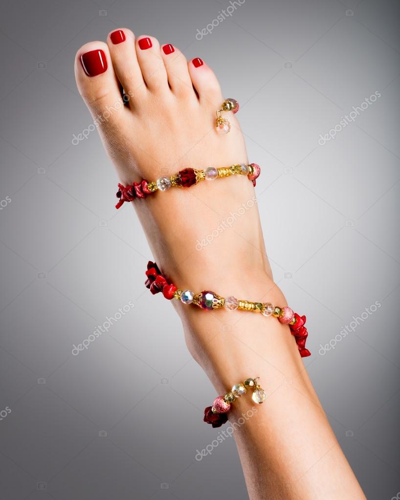 Piękne kobiece stopy pedicure czerwony — Zdjęcie stockowe © valuavitaly ...