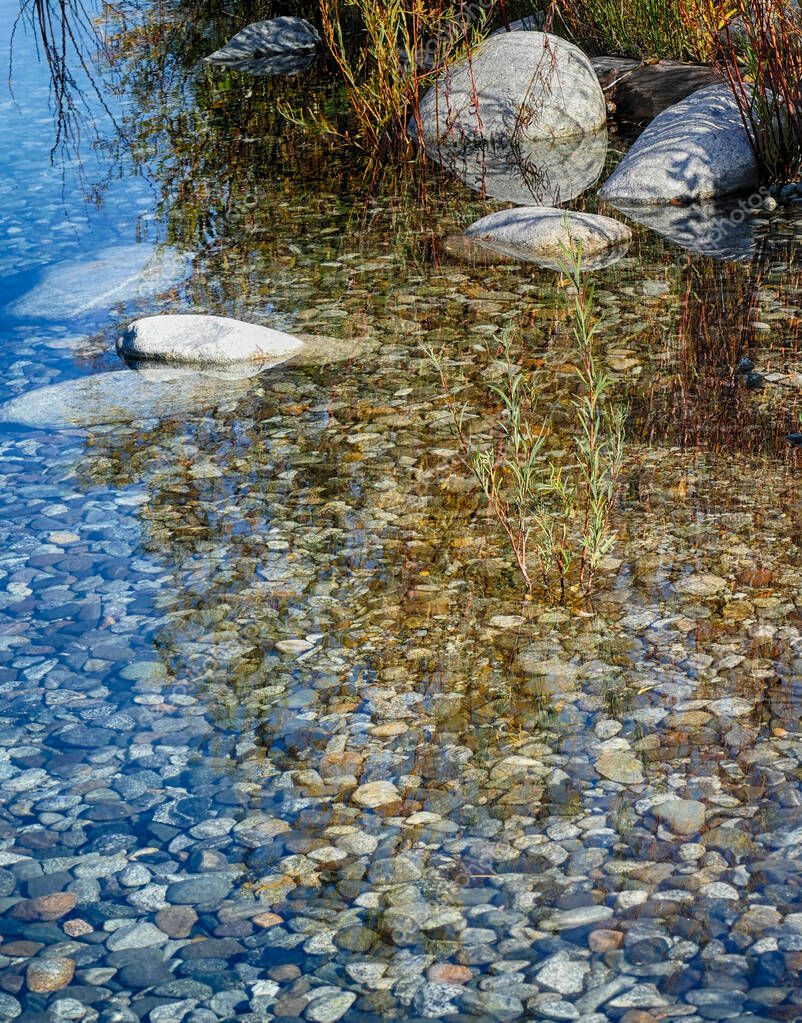 Estanque de Henry con colores otoñales en el refugio de vida silvestre ...