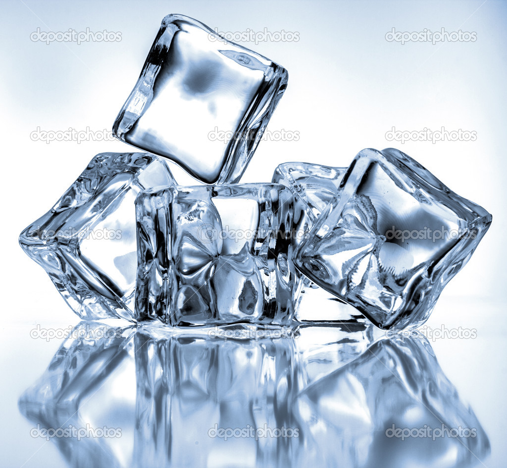 Cubos de gelo em fundo azul — Fotografia de stock © natika #33630669