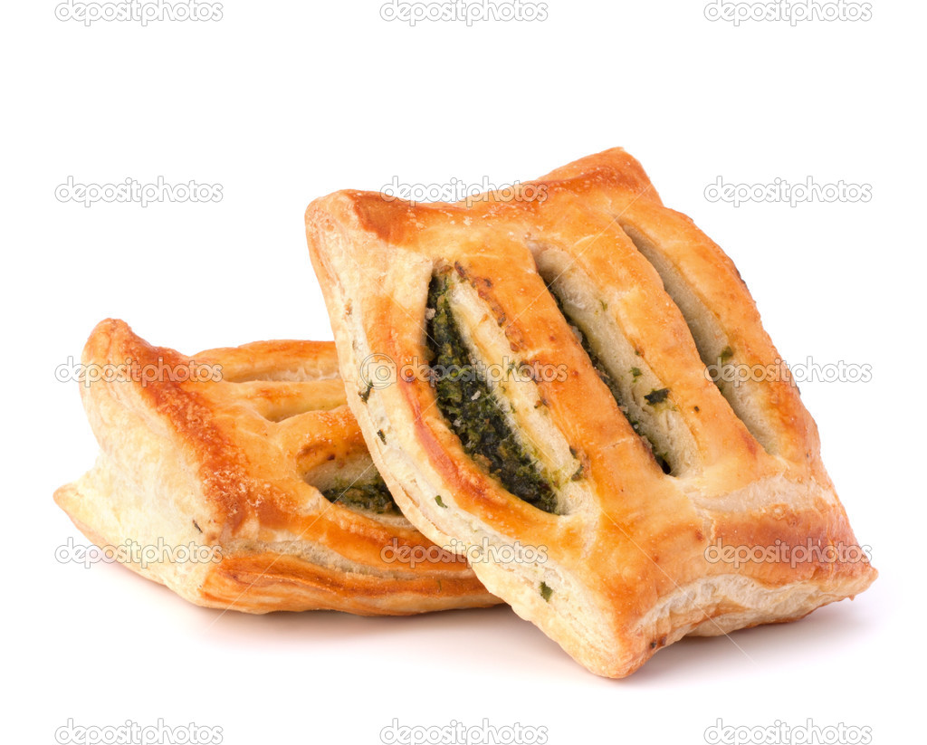 Bollo de hojaldre aislado sobre fondo blanco. 2024