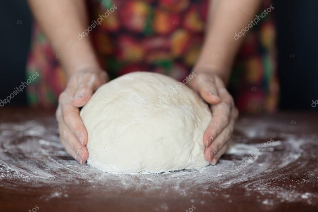 Las manos femeninas haciendo pasta. Proceso de amasado de masa. Masa a ...