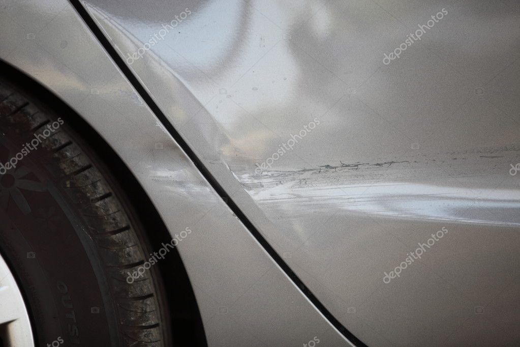 Panel lateral y rueda de un coche 2024