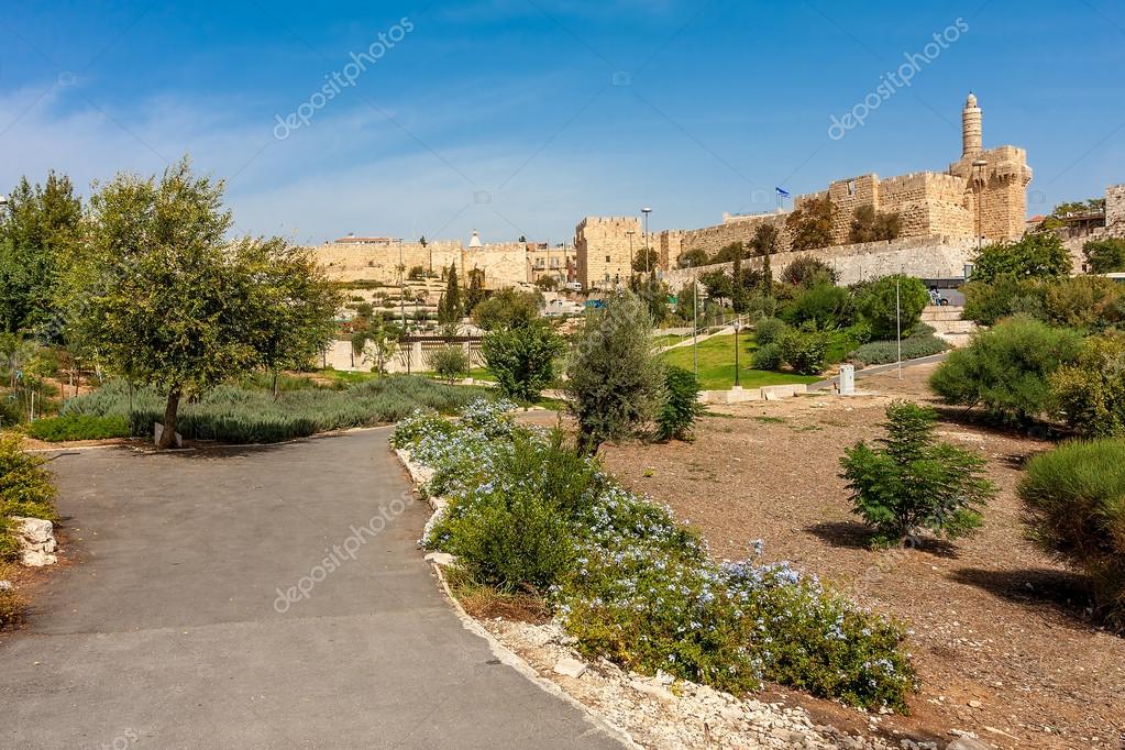 Urban park, Tower of David and citadel in Jerusalem. — Stock Photo ...