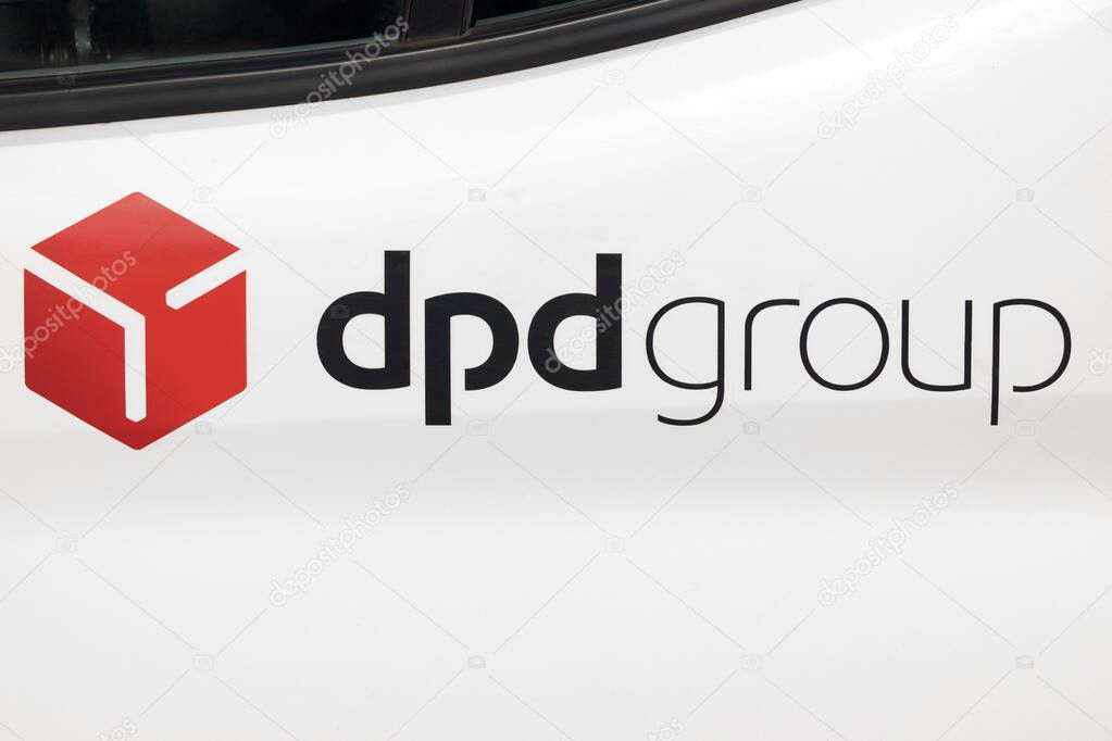 GIESSEN, ALEMANIA - 2021 _ 04 _ 09: DPD Logo on a Van. DPDgroup es un servicio internacional de ...