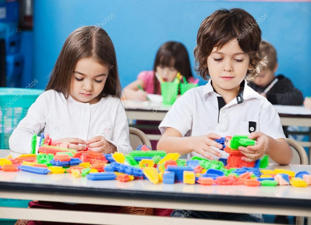 Niños jugando con bloques de construcción en el aula 2023