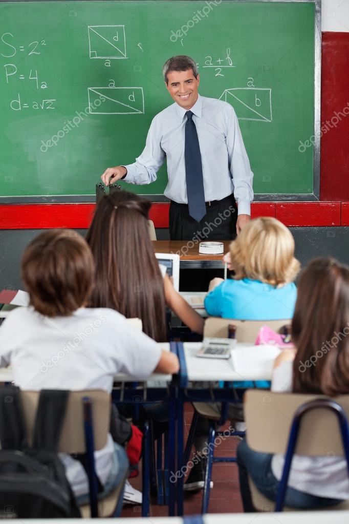 Profesor mirando a los estudiantes en el aula 2023