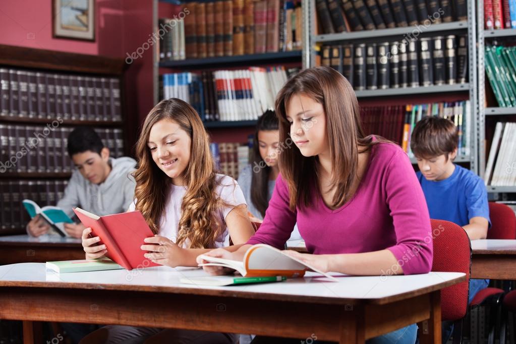 adolescentes alunos estudando na biblioteca — Fotografias de Stock ...