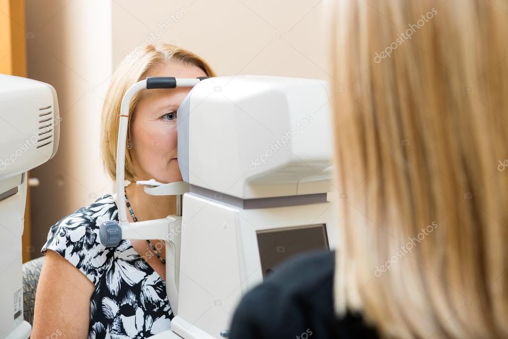Optometrist Using Tonometer to Measure Patients Eye Pressure — Stock ...