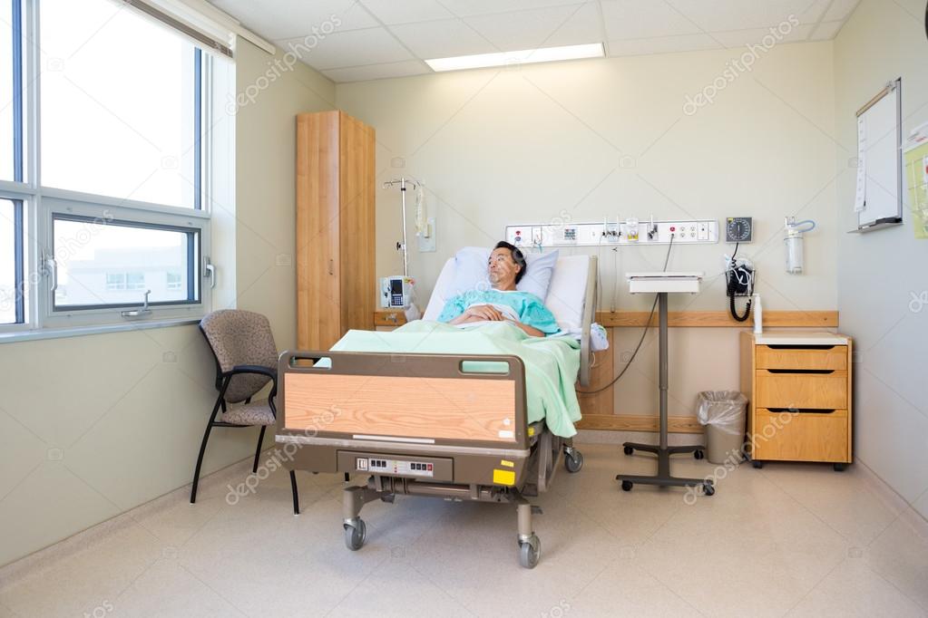 Paciente varón acostado en cama en el hospital 2024