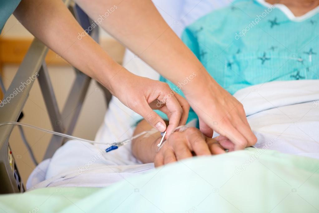 Nurse Attaching IV Drip On Male Patient's Hand — Stock Photo ... Nurse Attaching IV Drip On Male Patient's Hand — Stock Photo ...