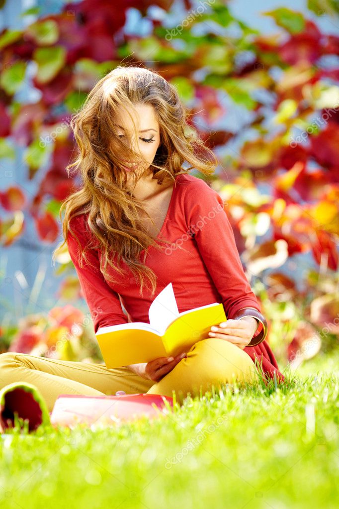 Brunette girl reading a book in the park — Stock Photo © zoomteam #33317377