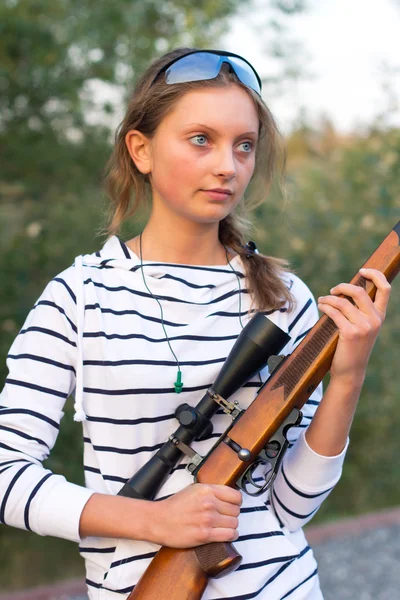 A young girl with a gun for trap shooting and shooting glasses — Stock ...