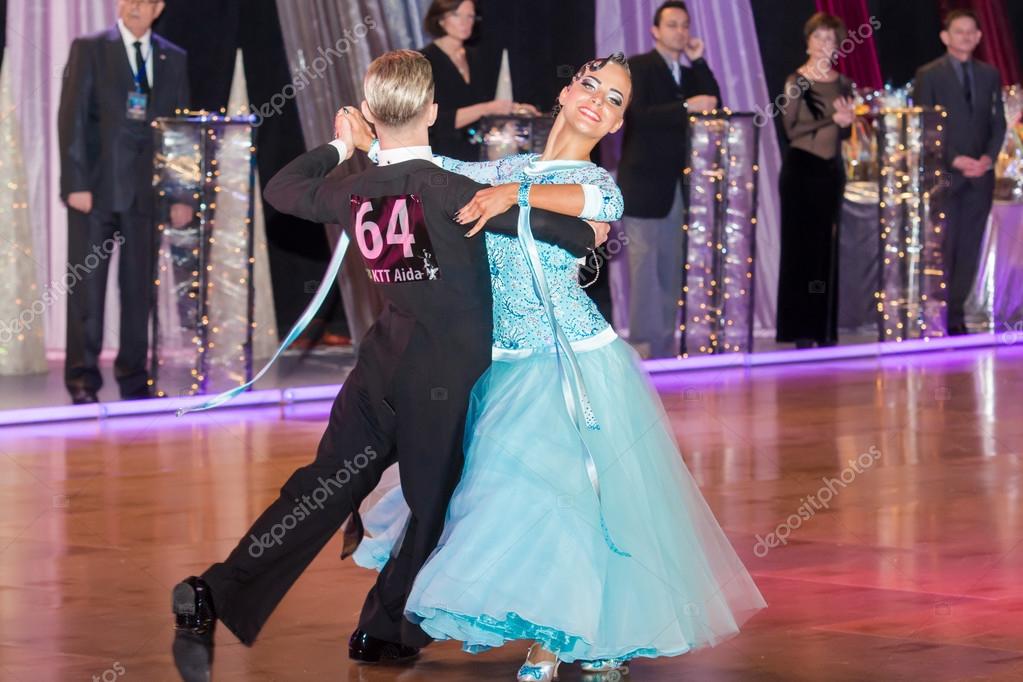 Bailarines bailando vals lento en la conquista de la danza 2024