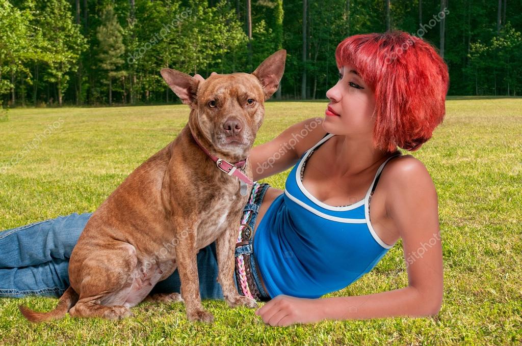 Hermosa mujer y Pit Bull mezcla de perro — Foto de stock #47296017 ...