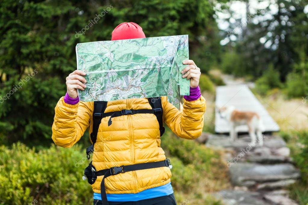 Mapa de senderismo y lectura de mujeres en el bosque 2024
