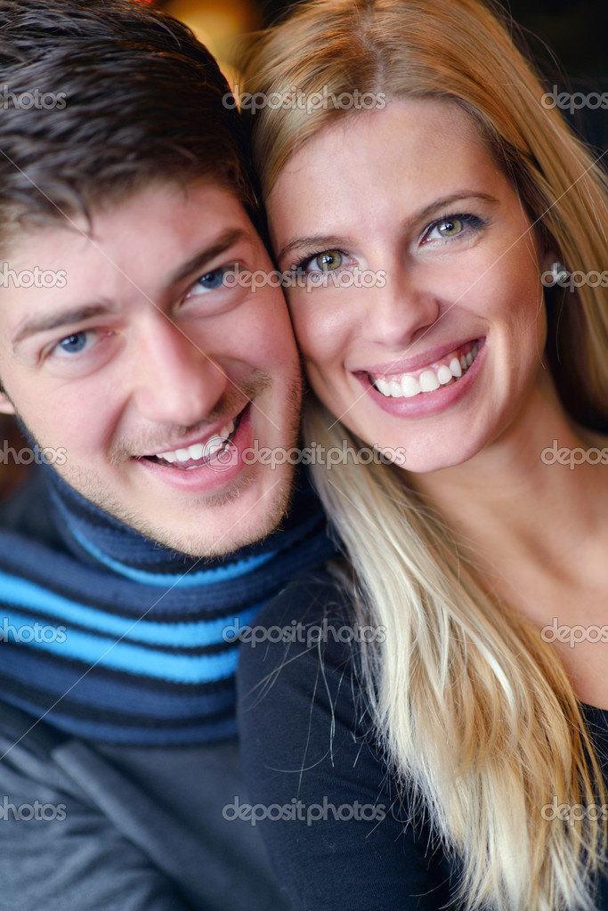 Retrato de una feliz pareja joven — Foto de stock #21019531 © .shock