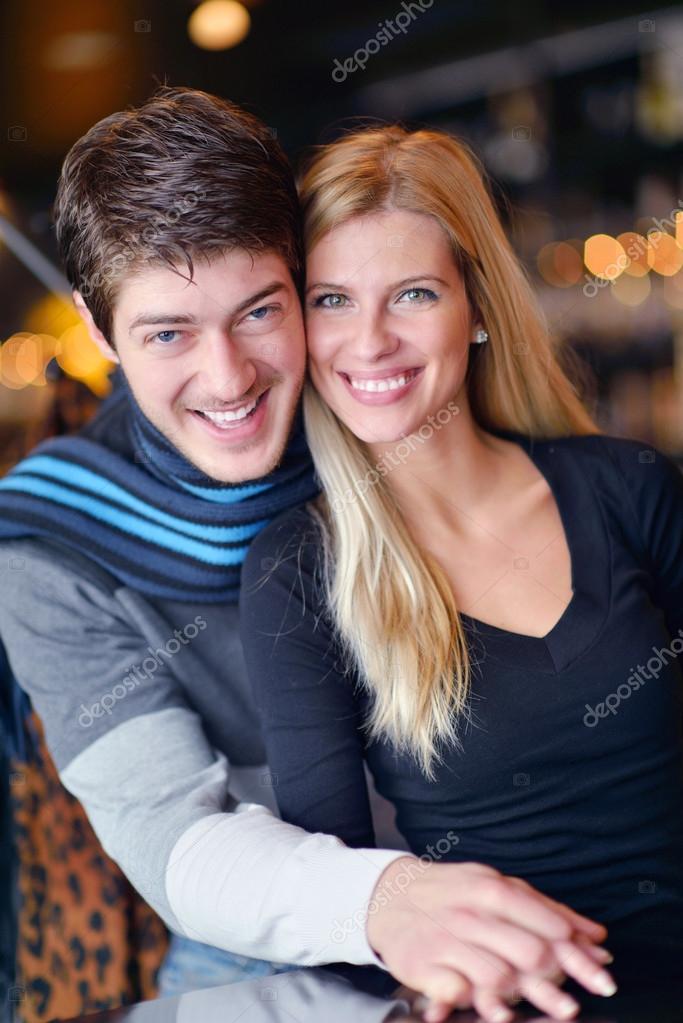 Retrato de una feliz pareja joven — Foto de stock #21019685 © .shock